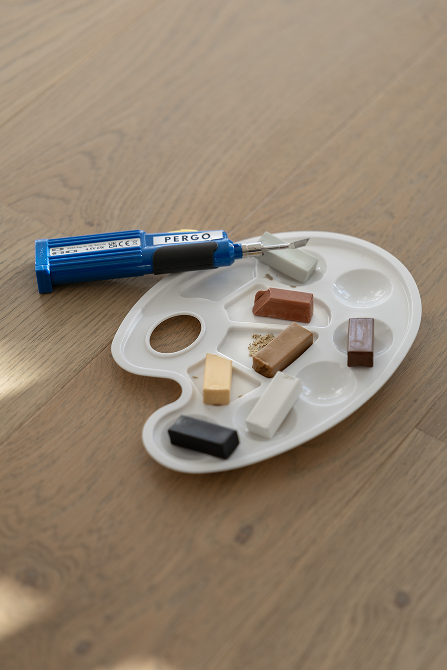 Laga parkettgolv med Pergo Repair Kit - Trendenser